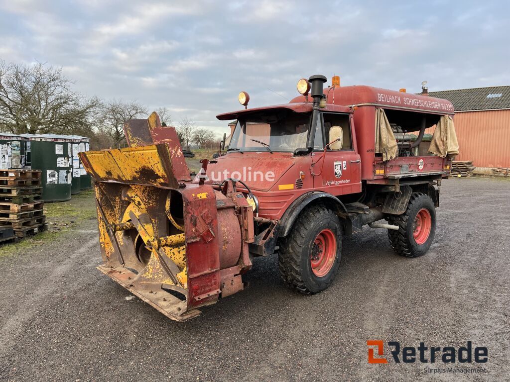 Prodaje se Mercedes-Benz Unimog masinu za ciscenje snijega na aukciji