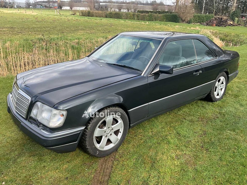 Prodaje se Mercedes-Benz 300CE sedan na aukciji