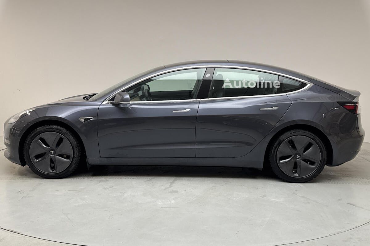 Prodaje se Tesla Model 3 sedan na aukciji