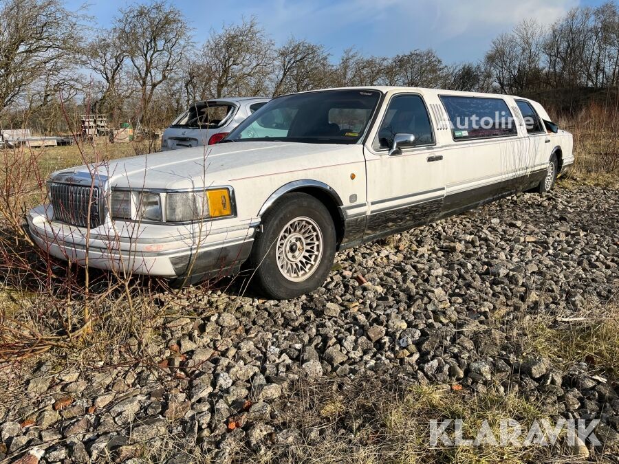 Prodaje se Ford Lincoln limuzinu na aukciji