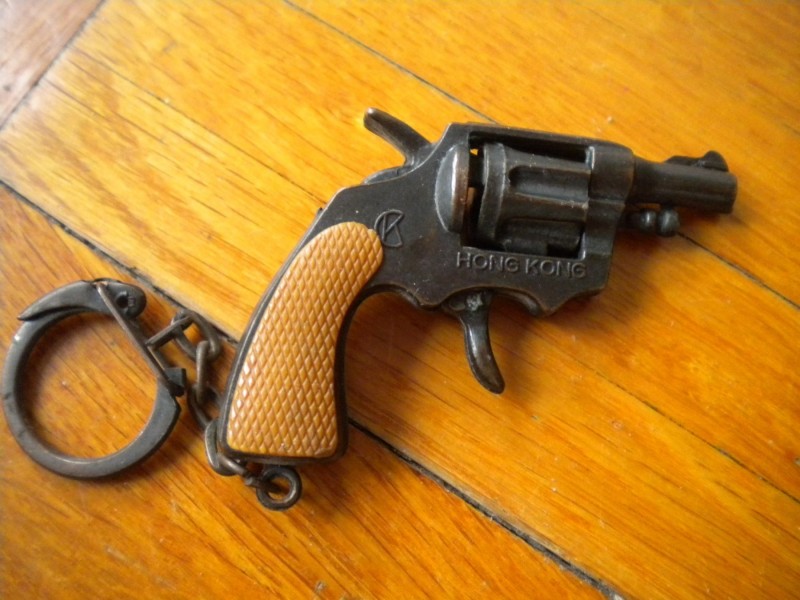 PISTOLJ NA KAPISLE, Hong Kong, privezak RETRO