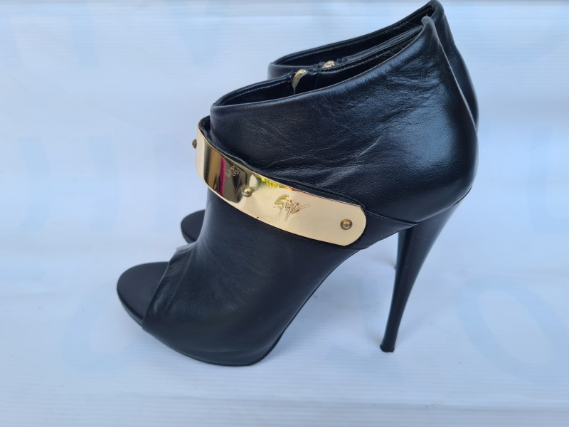 Skupocene Giuseppe Zanotti kozne sandalete39*25kao NOVE