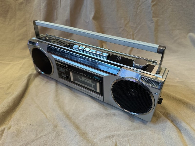 VINTAGE RADIO SANYO