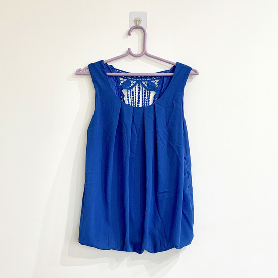 576. Plava svecana majica, vez pozadi