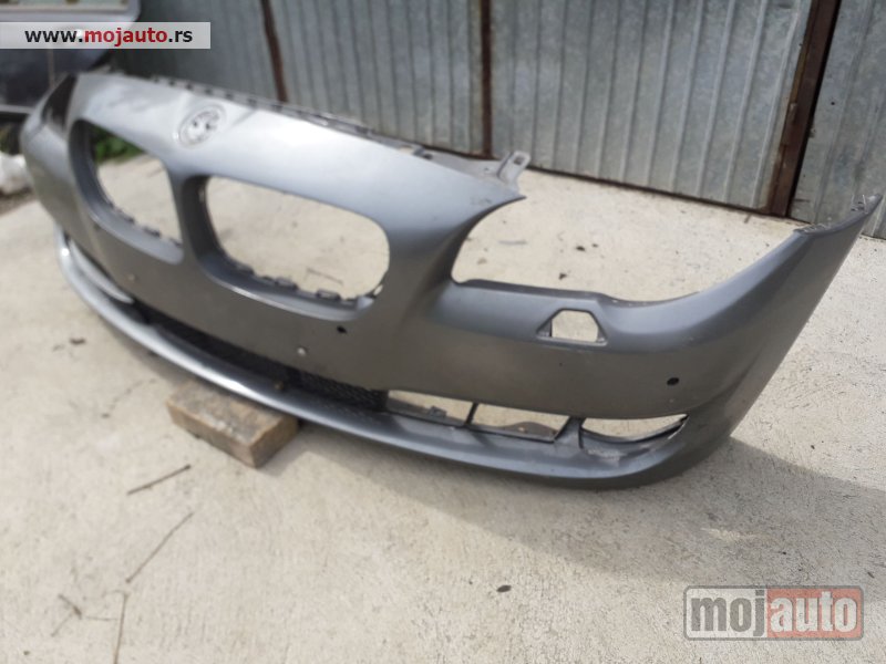 BMW 5 F10 oštećen prednji branik