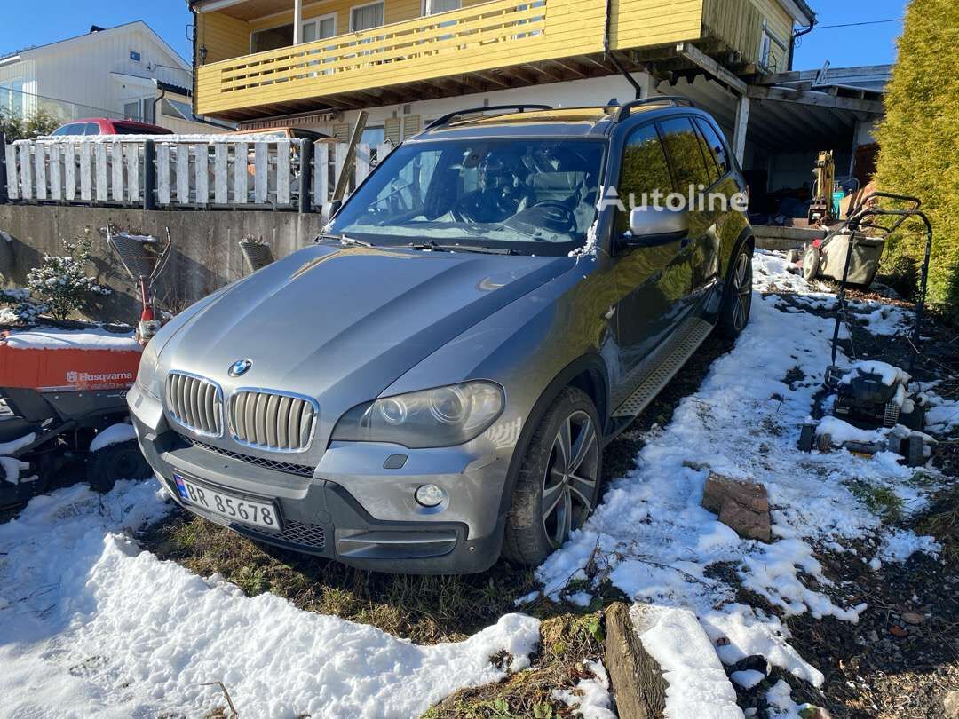 Prodaje se BMW X5 krosover na aukciji