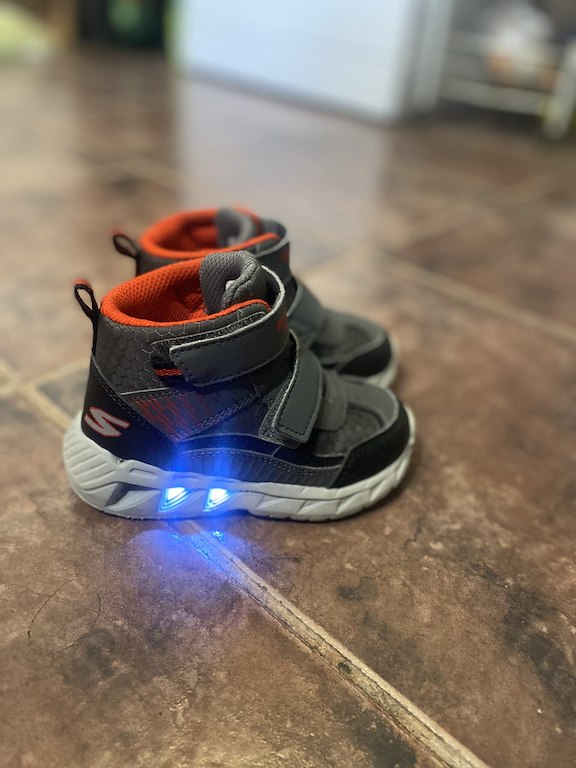 Kao NOVE za sneg postavljene svetleće čizmice za dečake Sketchers
