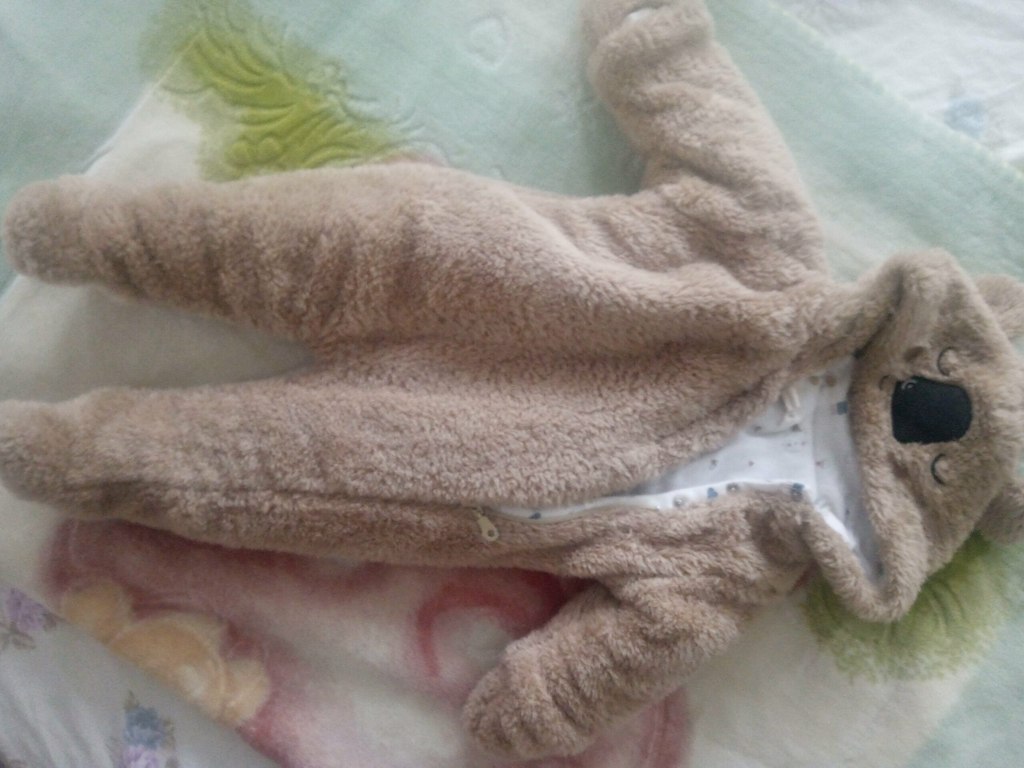 Mekani i udobni skafander za bebe