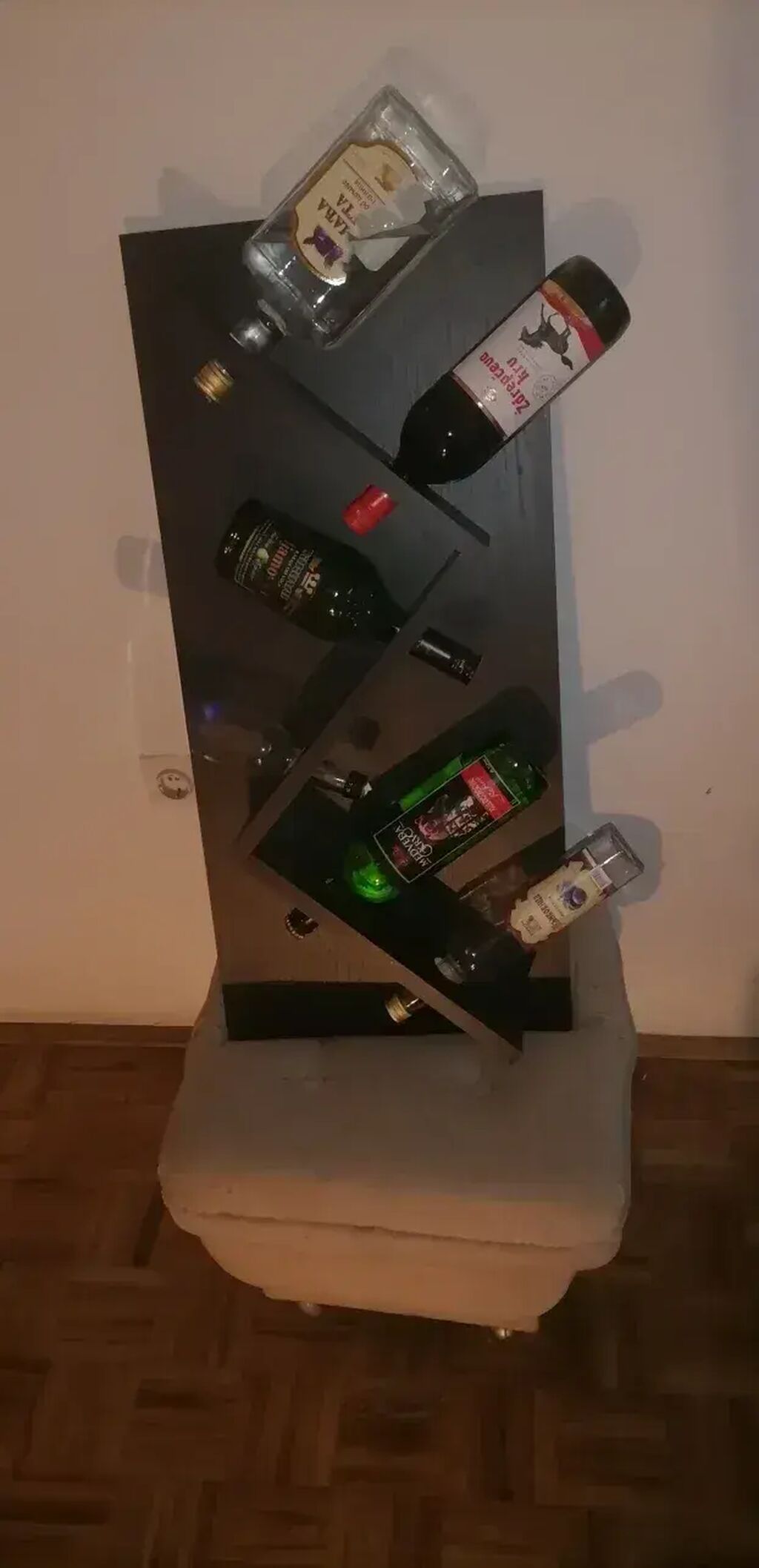 Polica za Vino 3 Materijal i Dekor: Izrađuje se od Univera debljine