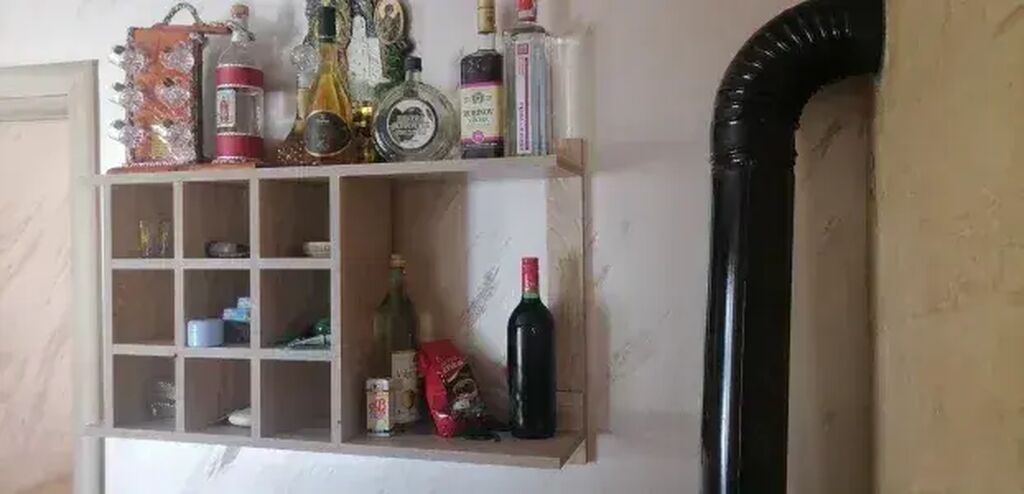 Polica za Vino       Elegantna i funkcionalna polica za vašu vinsku