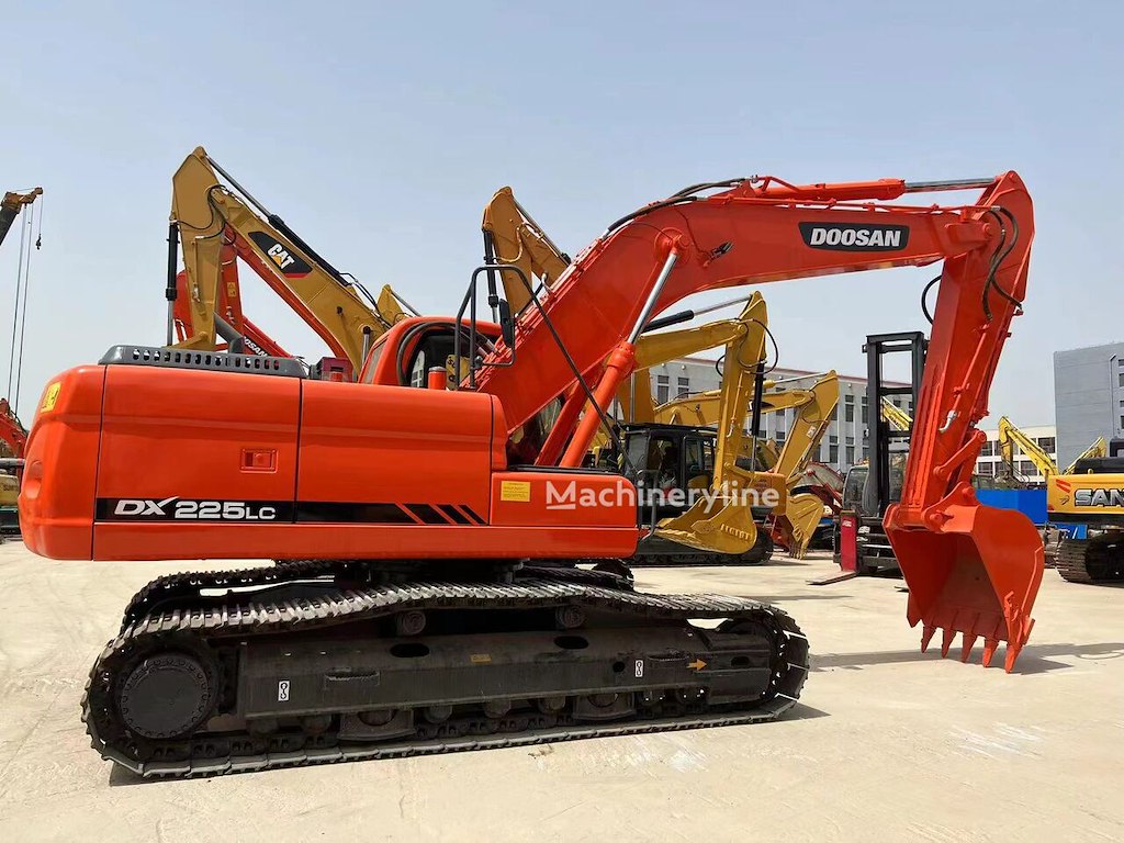 Doosan DX225 bager guseničar