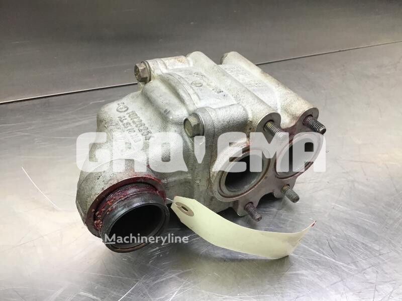 Liebherr Thermostat Housing 10138809 kućište termostata za Liebherr LH60 C/LH60 CHR/LH60 M/LH60 MHR/LH60 MT/LH80 C/LH80 M/LH80 MHR/R946/R950/R956/R960/D936 bagera