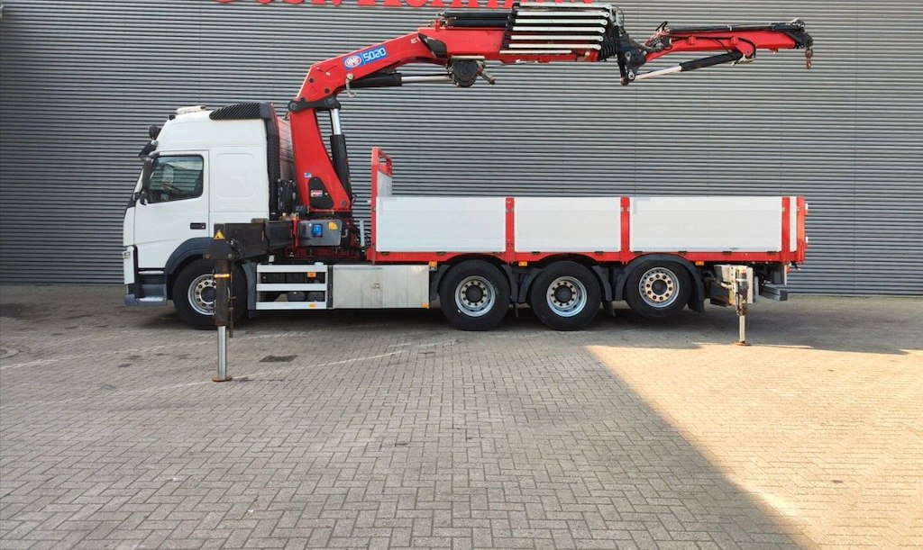 Volvo FM 500 8x4 + HMF 5020 kamion s ravnom platformom