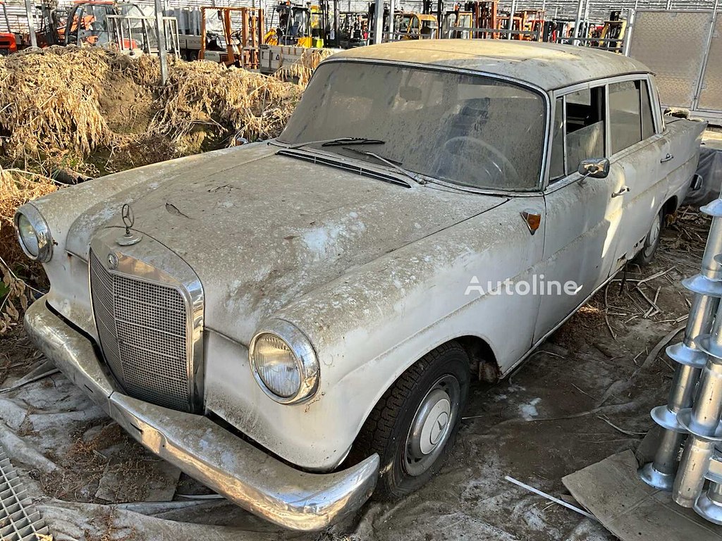 Prodaje se Mercedes-Benz 200 sedan na aukciji