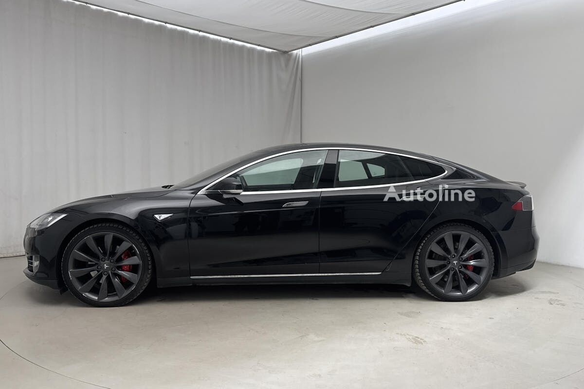 Prodaje se Tesla Model S sedan na aukciji