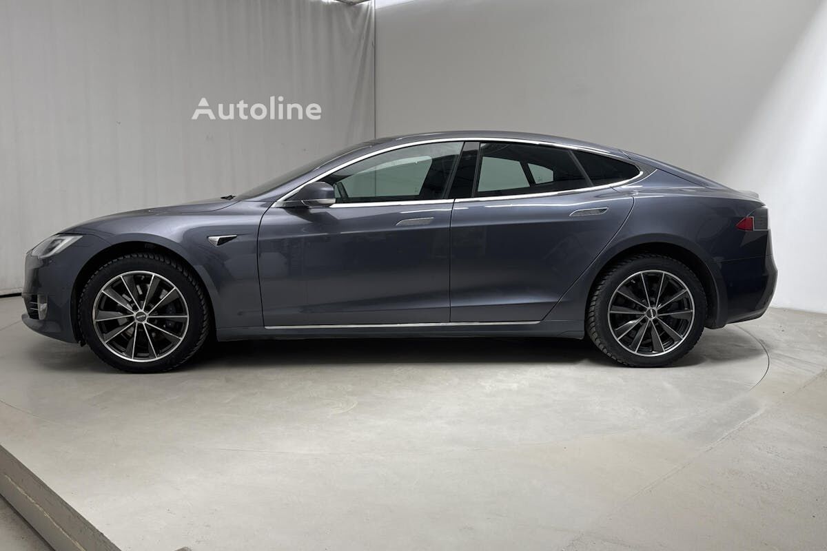 Prodaje se Tesla Model S sedan na aukciji