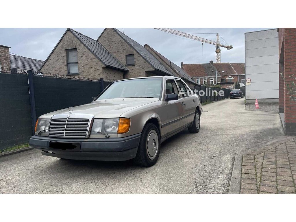 Prodaje se Mercedes-Benz 230E sedan na aukciji