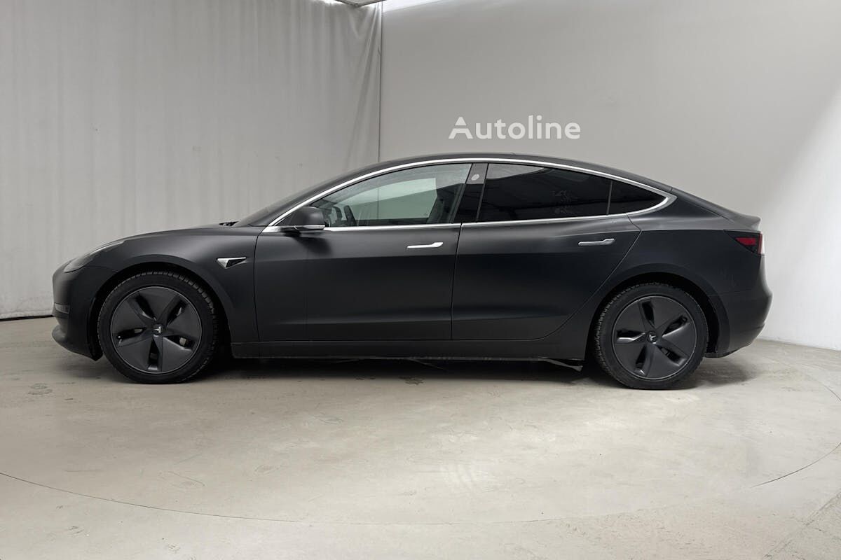 Prodaje se Tesla Model 3 sedan na aukciji