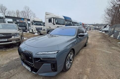 BMW M760 e xDRIVE sedan