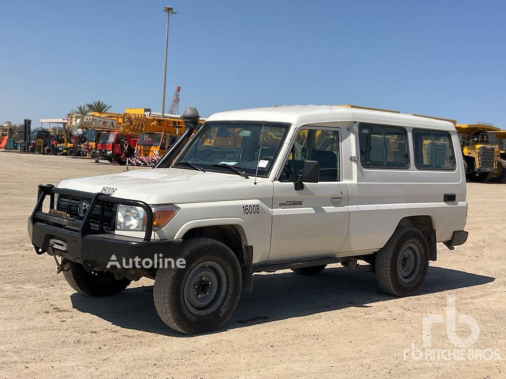 Prodaje se Toyota LAND CRUISER 78L 4x4 terenac na aukciji