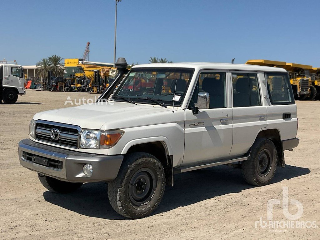 Prodaje se Toyota LAND CRUISER 76L 4x4 terenac na aukciji