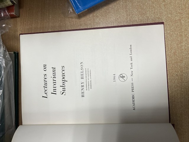 Lectures on invariabt subspaces/henry helson