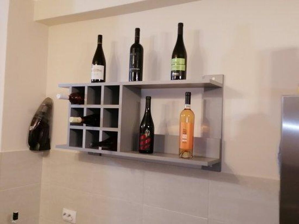 Polica za Vino 2 Materijal: Polica za vino izrađena je od univera