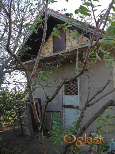 Vikendica na Pavliškom putu iza drvare Varnica, na periferiji Vršca