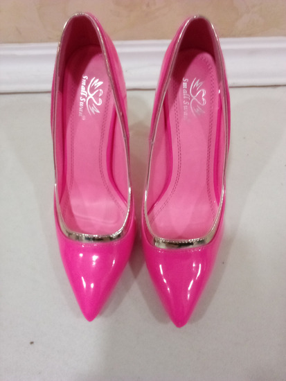 Pink salonke sa zlatnim detaljom