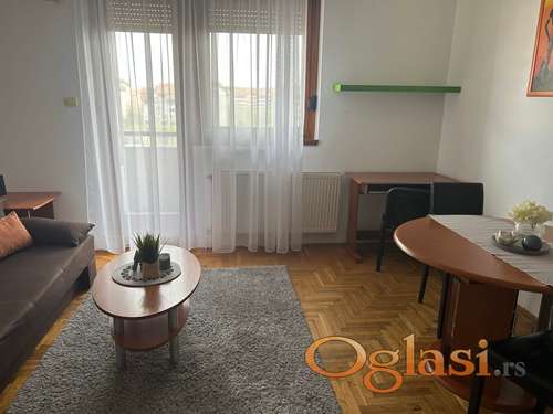 Izdajem nameštenu garsonjeru na Novoj Detelinari