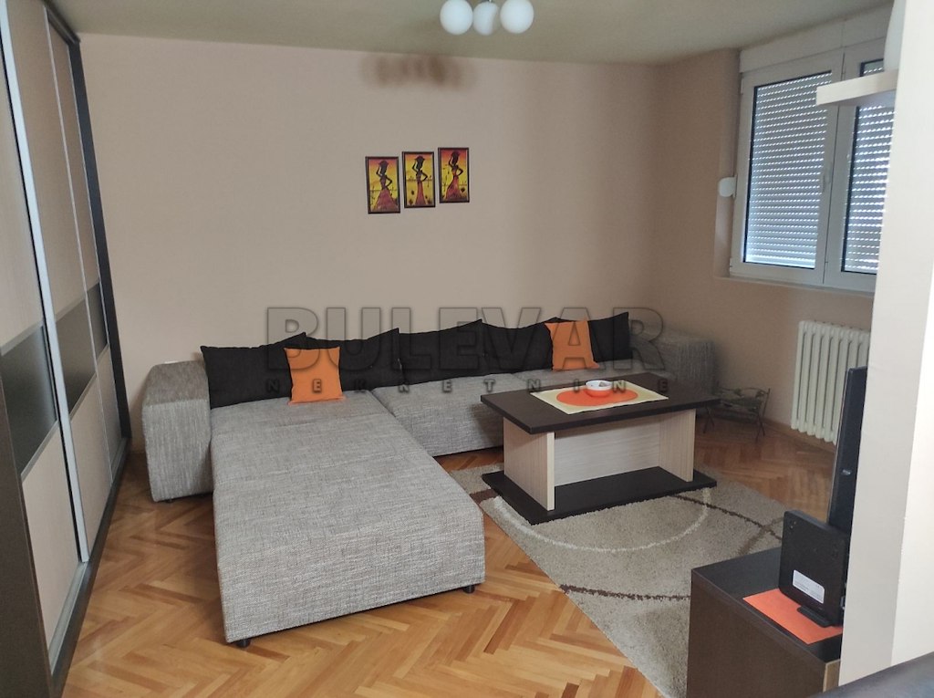 Izdaje se odličan, dvoiposoban stan na Vizantijskom bulevaru, 69m2
