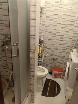 Renoviran četvorosoban stan na idealnoj lokaciji -