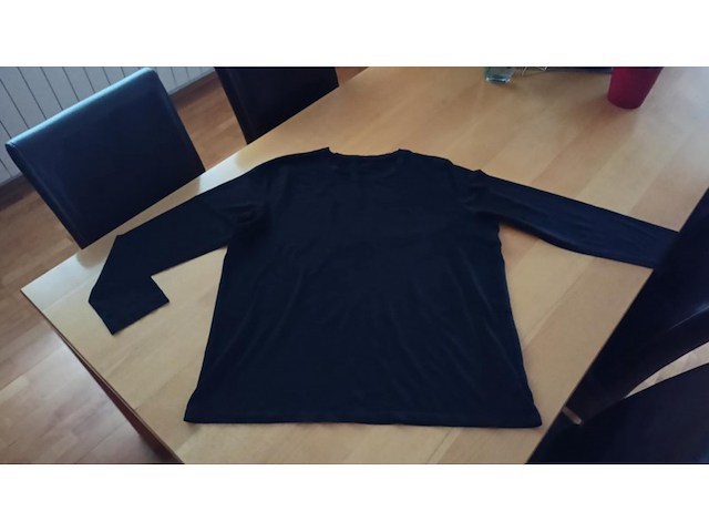 majica crne boje dugih rukava...odlična