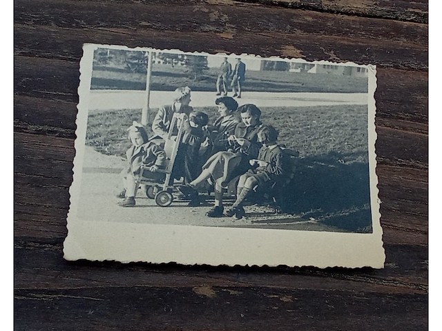FOTOGRAFIJA STRIKANJE DRVENA KOLICA