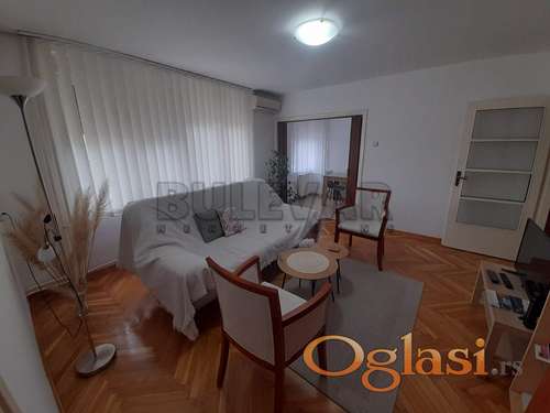 Izdaje se dvoiposoban stan u strogom centru, nadomak pešačke zone, 54m2, cg