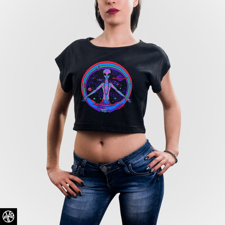 Alien Meditate crop top majica