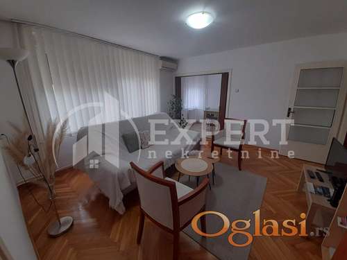 Izdaje se dvoiposoban stan u strogom centru, nadomak pešačke zone, 54m2, cg