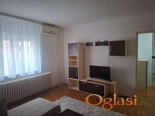 Izdaje se komforan jednoiposoban stan na odličnoj lokaciji.