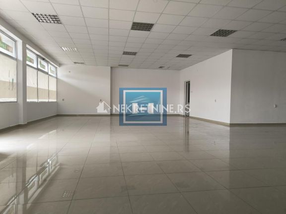 Top prilika za izdavanje! Poslovni prostor 230m² sa magacinom i parkingom!
