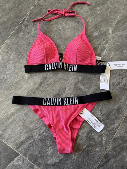 Calvin Klein nov kupaci sa etiketama