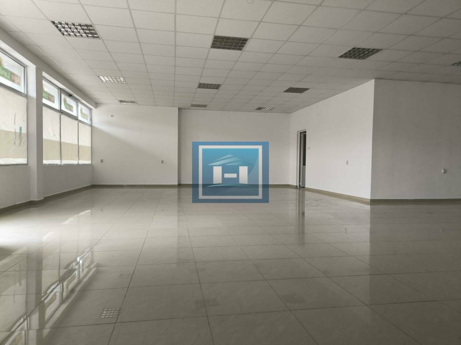 Top prilika za izdavanje! Poslovni prostor 230m² sa magacinom i parkingom!