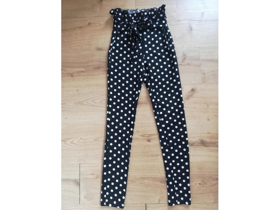 Crne pantalone/helanke sa belim tufnicama