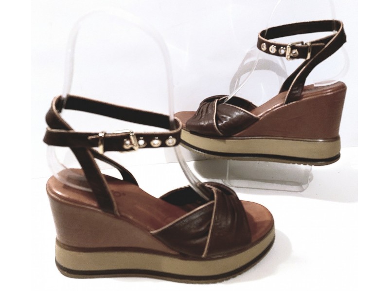 Nove KOZNE ,,INUOVO,, prelepe zenske sandale br.38