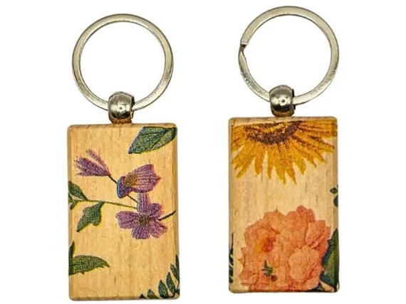 Etnoria Cvetni darak, dekupaž drveni privezak za ključeve, ručno izrađeni, unikatni etno handmade dizajn, za poklon