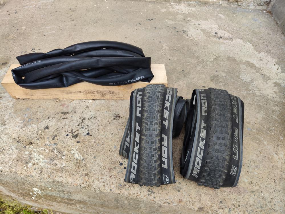 Schwalbe Rocket Ron 2.10x29 + unutrasnje