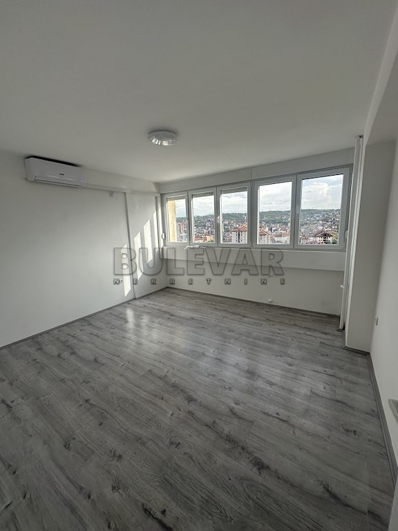 Izdaje se odličan, trosoban stan u centru Niša, 72m2