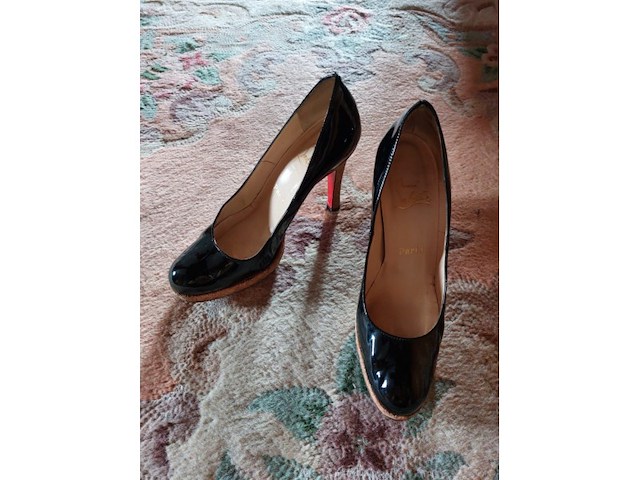 Louboutin štikle - oštećene