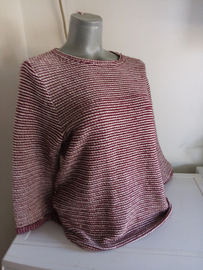 H&M bordo beli dzemper S