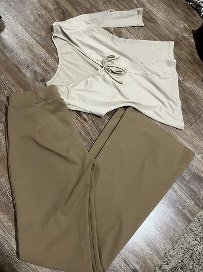Komplet zvonaste pantalone i bluza za 400