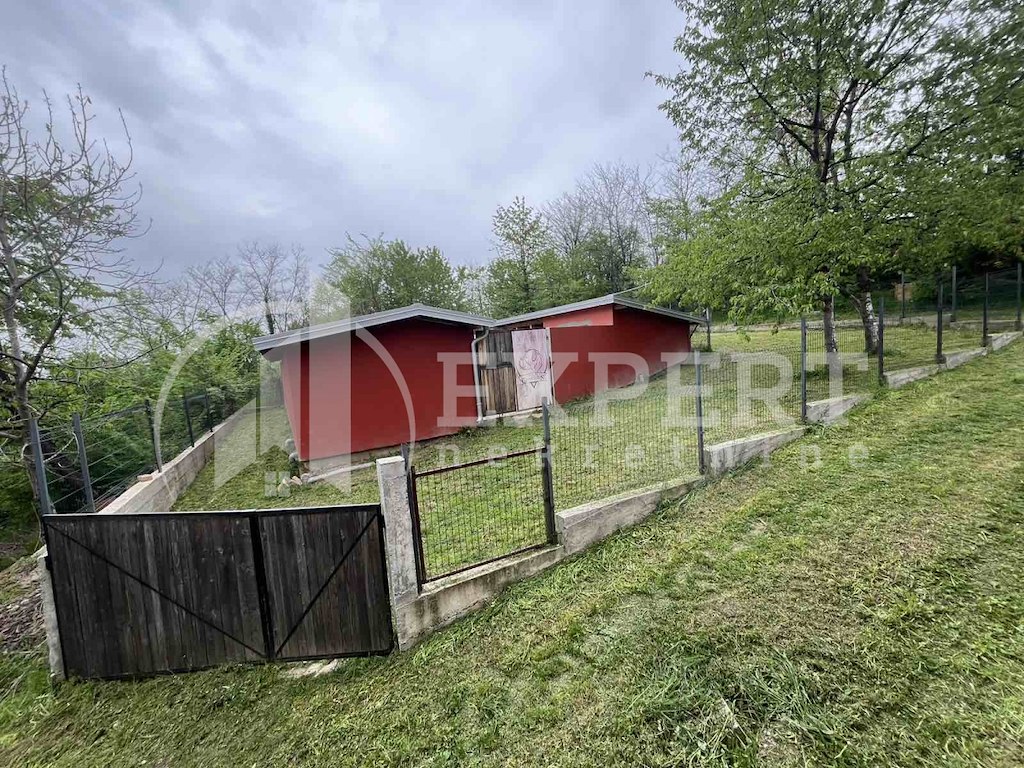 Retka ponuda! Odličan plac 401m2, sa objektom, iznad Amerikanca, Kovanlučka